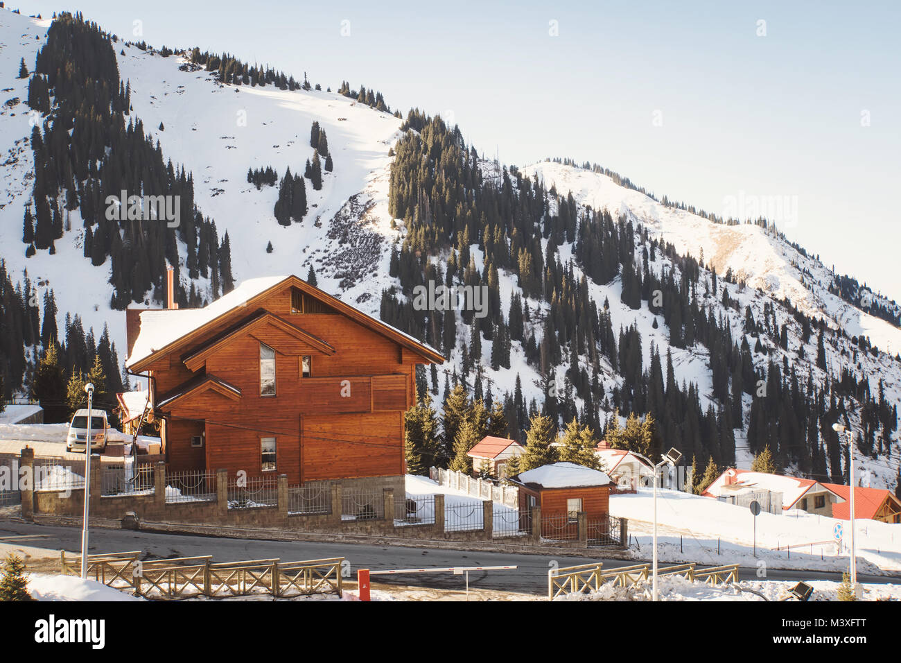 Hillside log cabin hi-res stock photography and images - Alamy