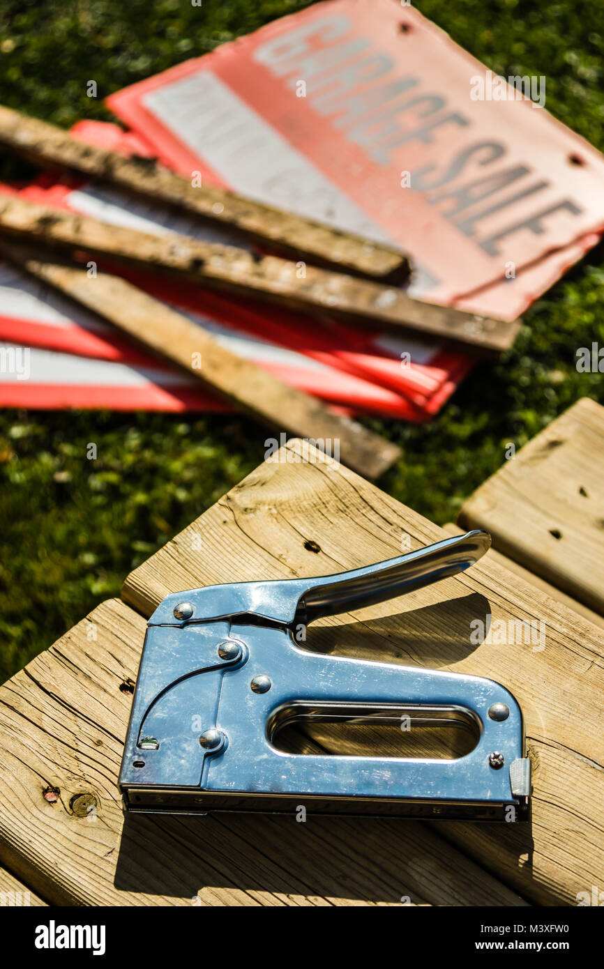 Garage Sale Signage Hardware Stock Photo - Alamy