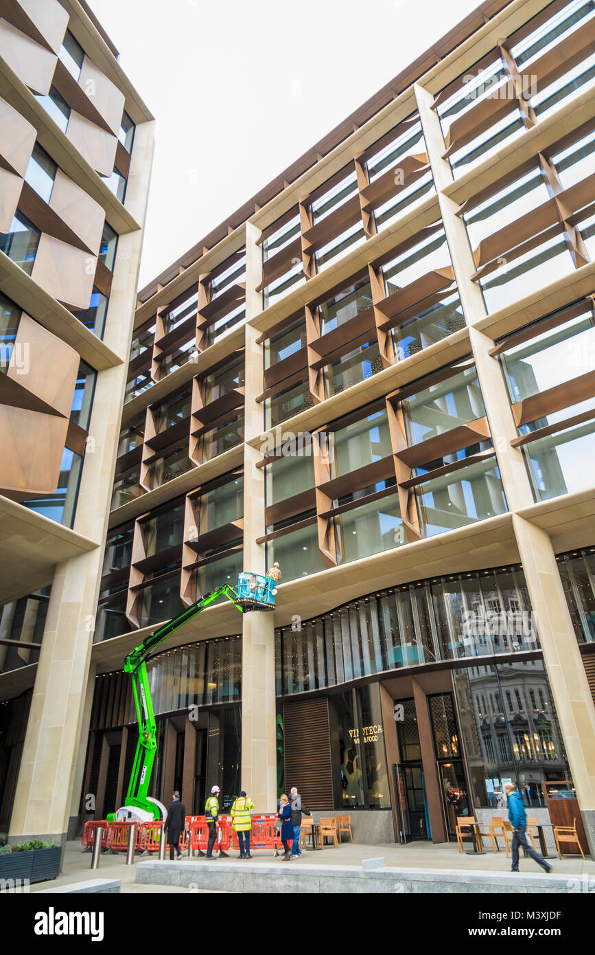 External hoist hi-res stock photography and images - Alamy