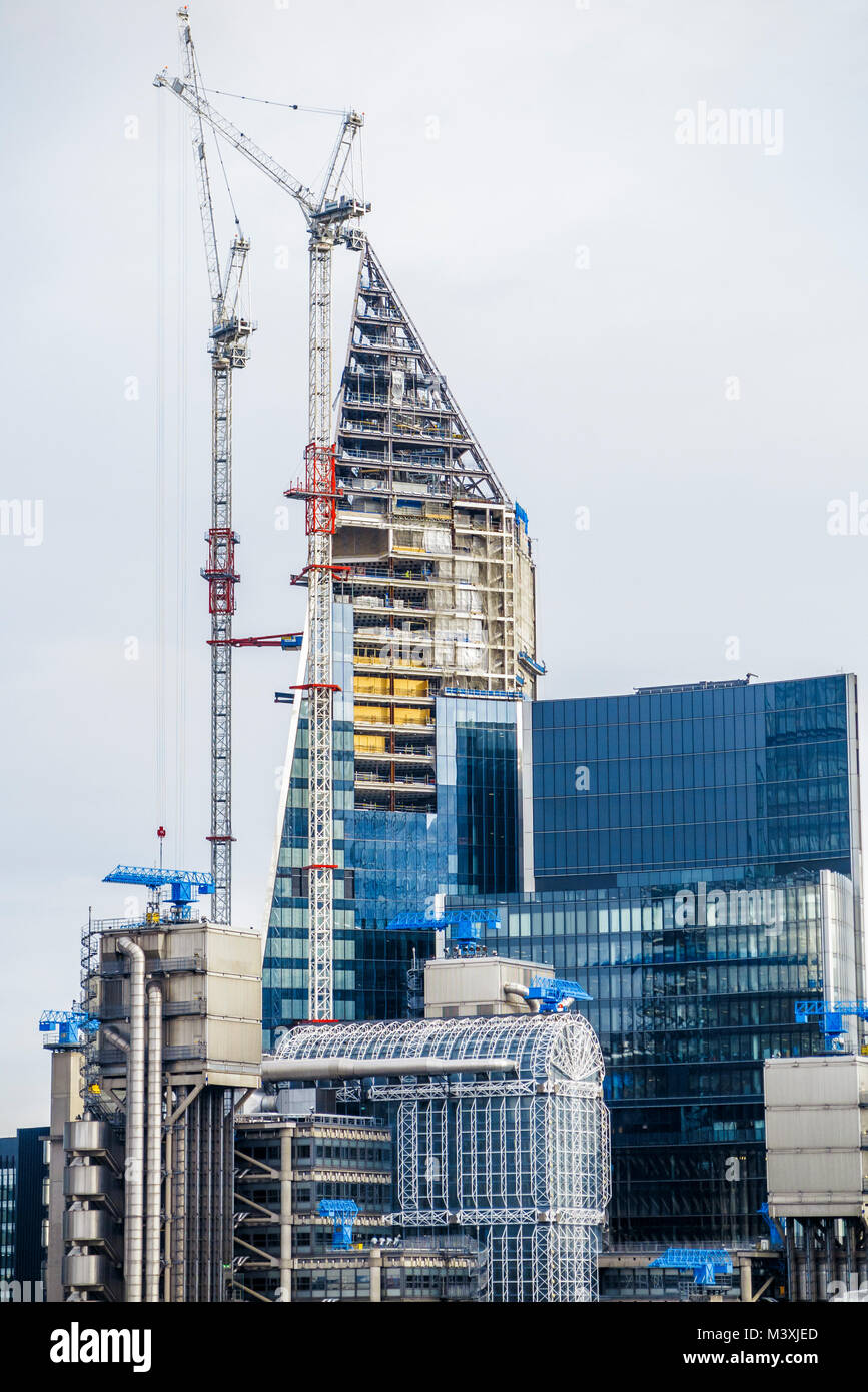 City of London property skyline: the Scalpel under construction in Lime ...