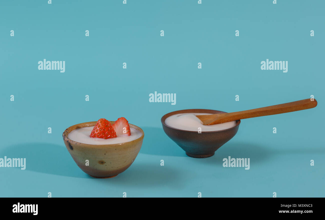 Two cups of fresh yogurt Stock Photo - Alamy