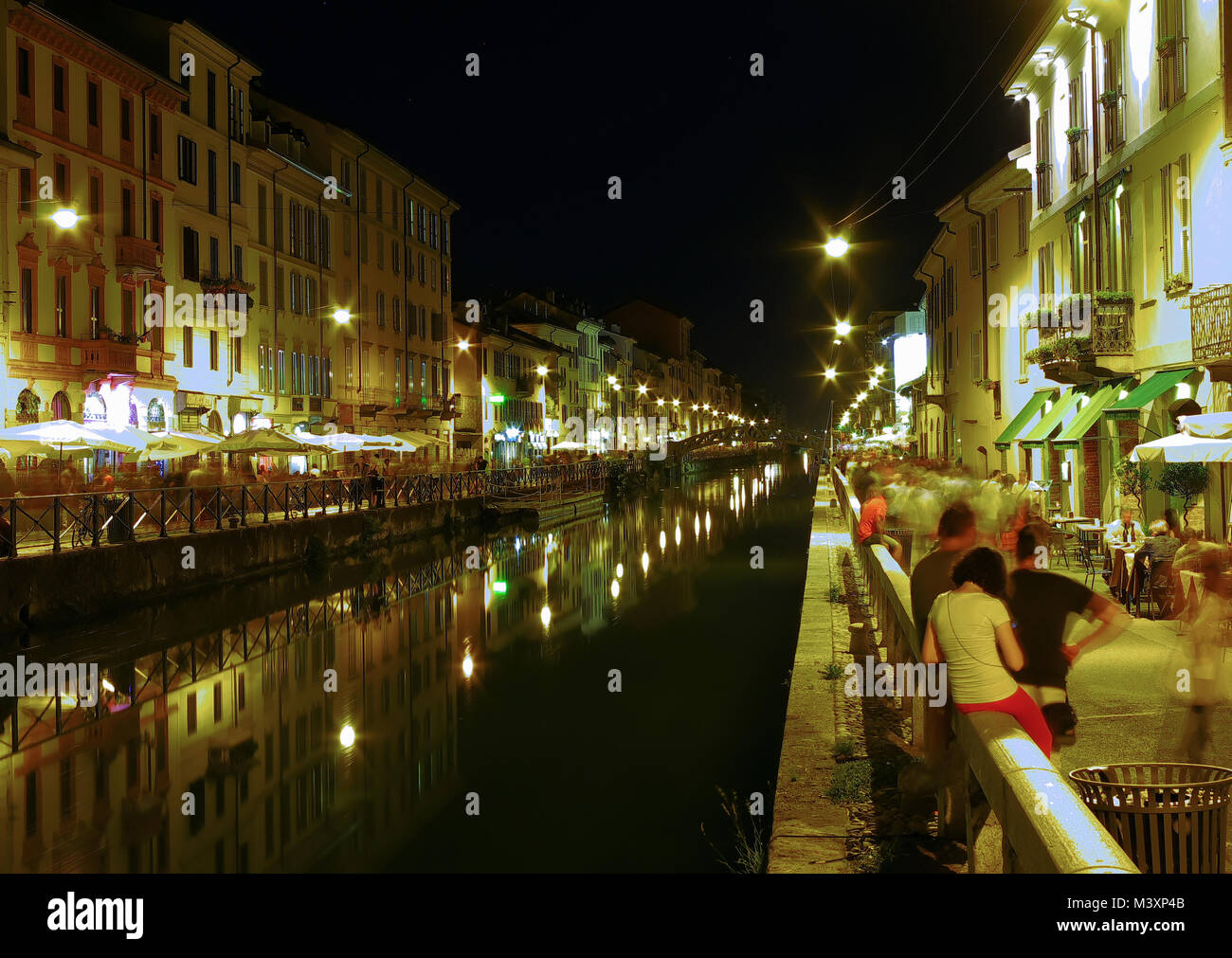 nightlife, lights and places frequented by many tourists in Milan ...