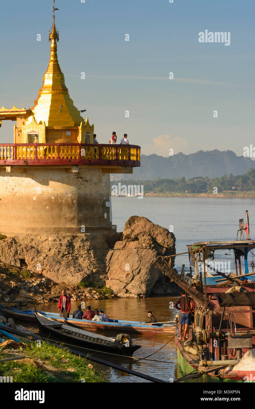 Hpa-An: Thanlwin (Salween) River, Shweyinhmyaw Paya temple pagoda, boat ...