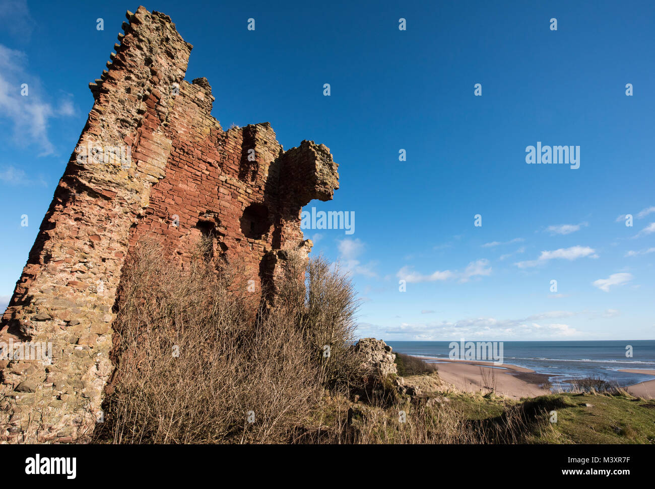 Red castle lunan bay hi-res stock photography and images - Alamy