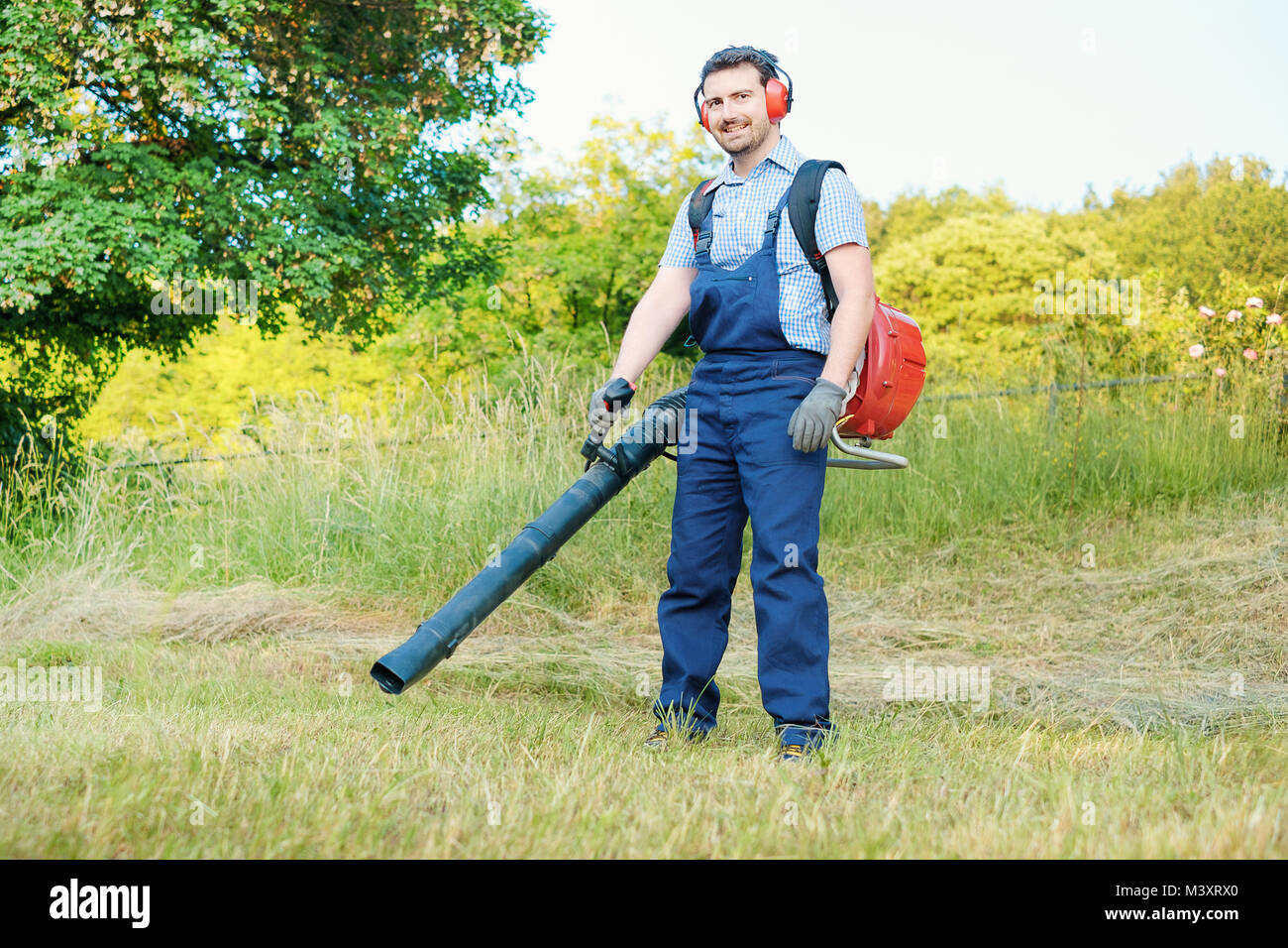 Man with leaf blower hi-res stock photography and images - Alamy