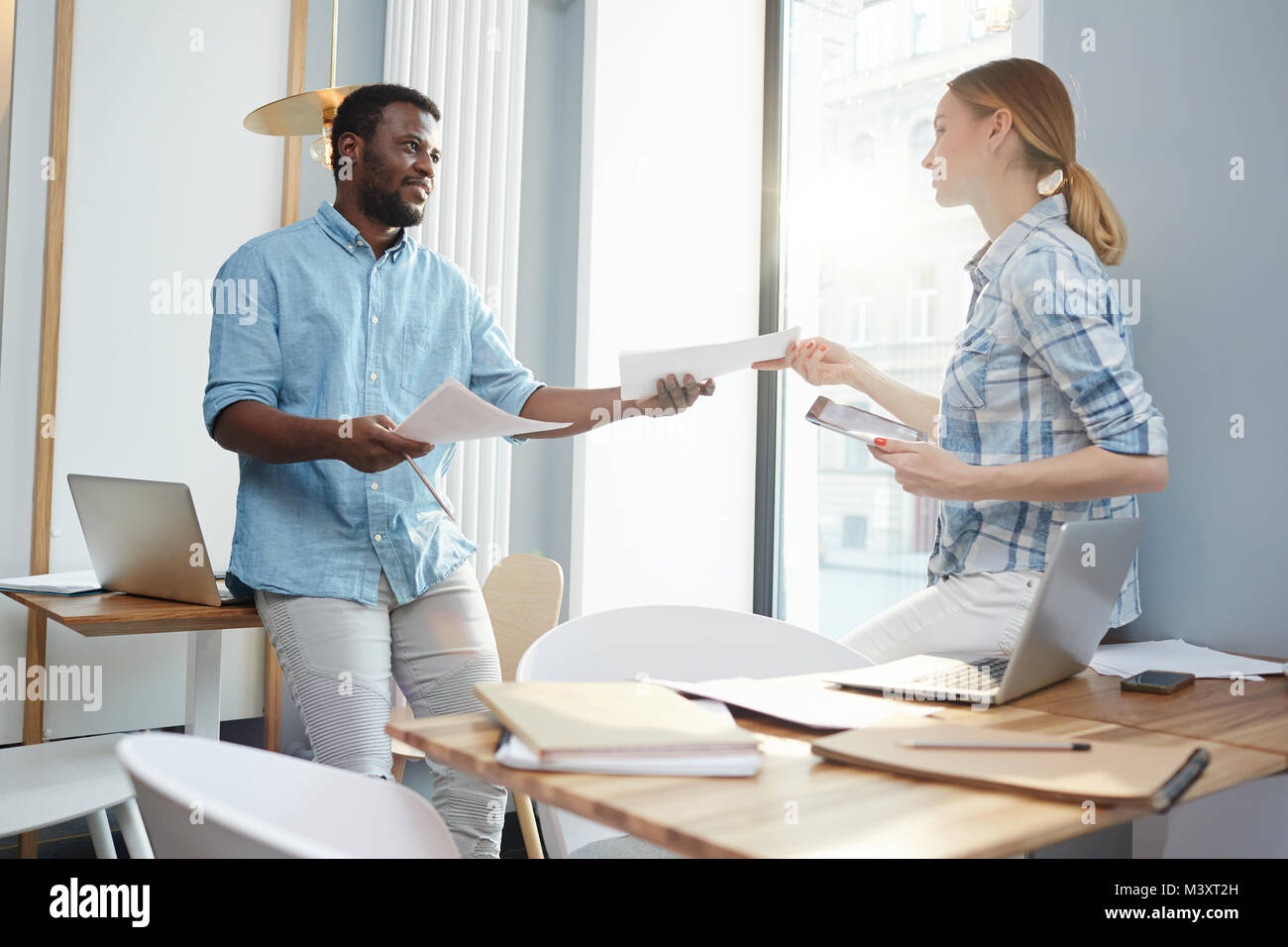 Read this paper Stock Photo - Alamy