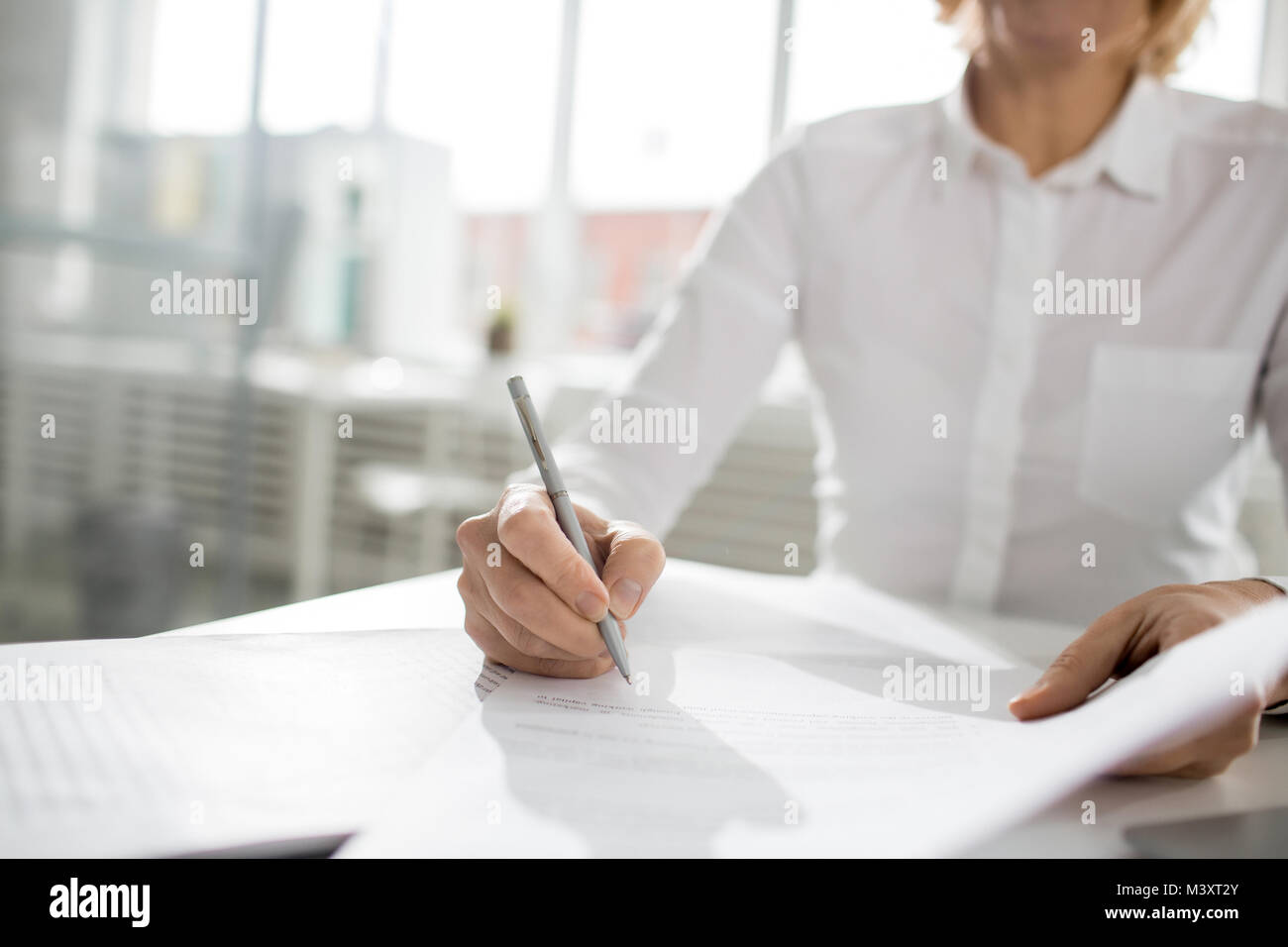 Signing paper hi-res stock photography and images - Alamy