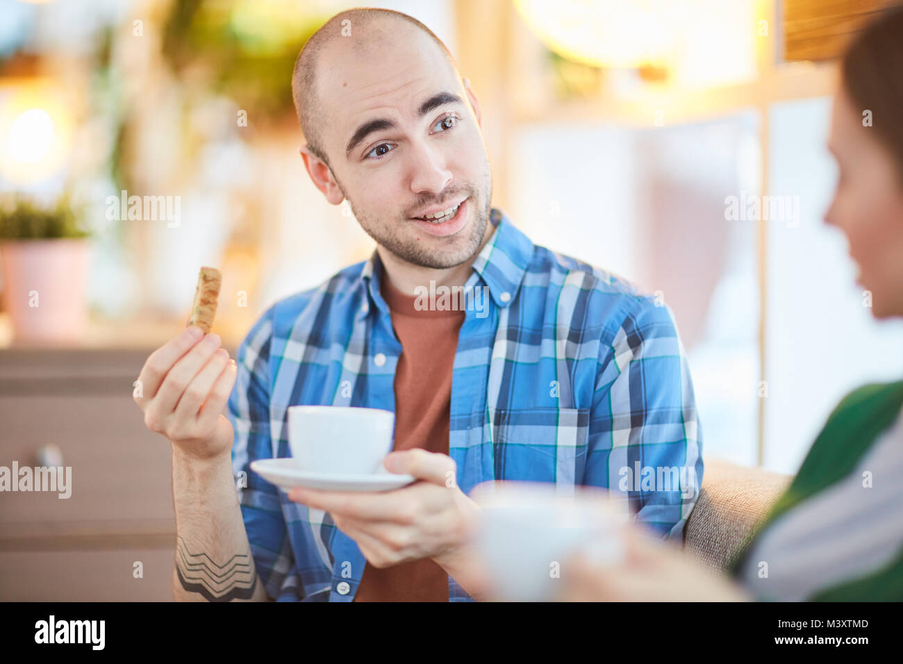 Young couple talking eating snack hi-res stock photography and images ...