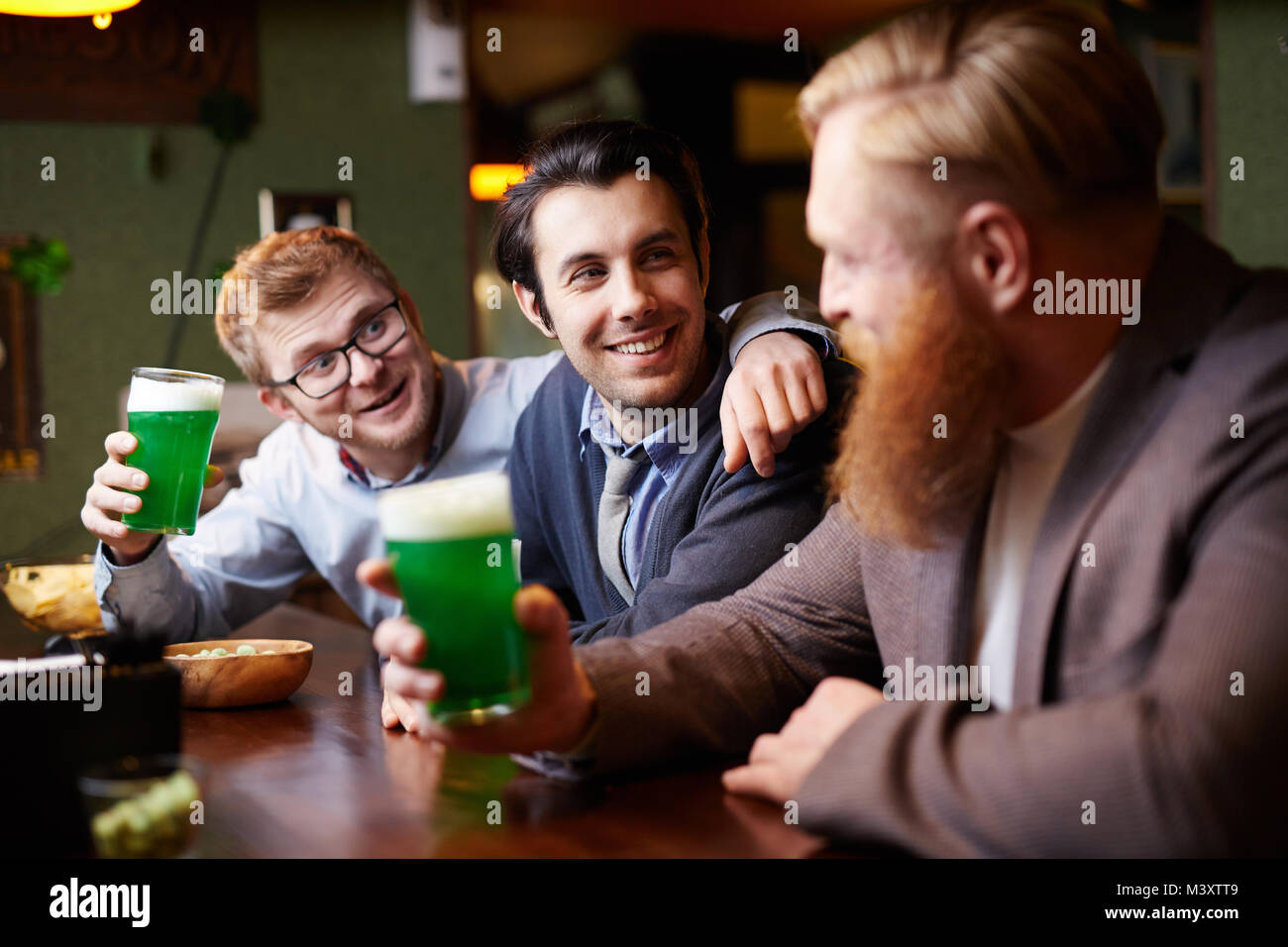 Pub conversation hi-res stock photography and images - Alamy