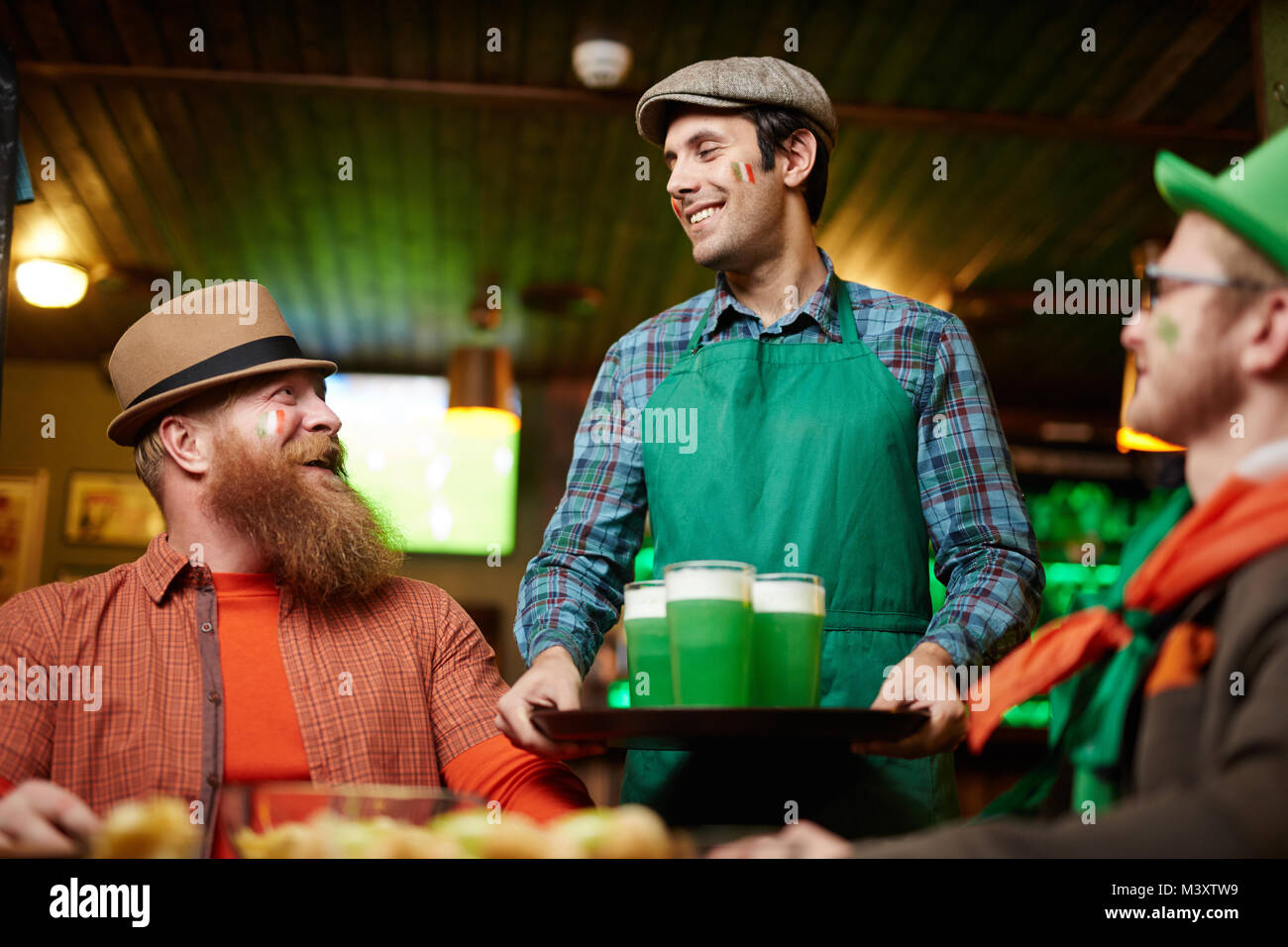 Man carrying tray of beer hi-res stock photography and images - Alamy