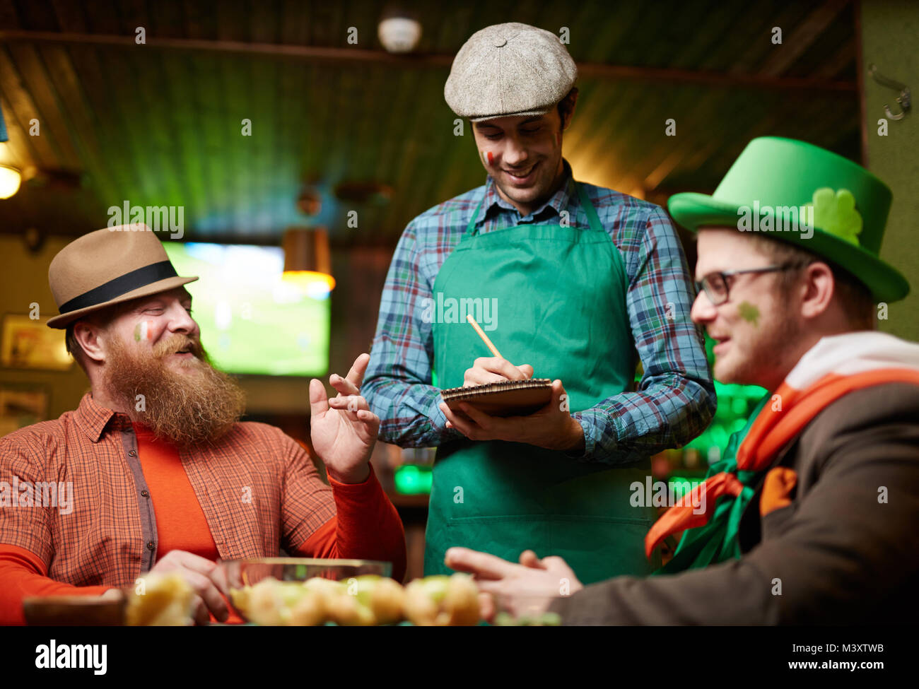 Group people pub writing hi-res stock photography and images - Alamy