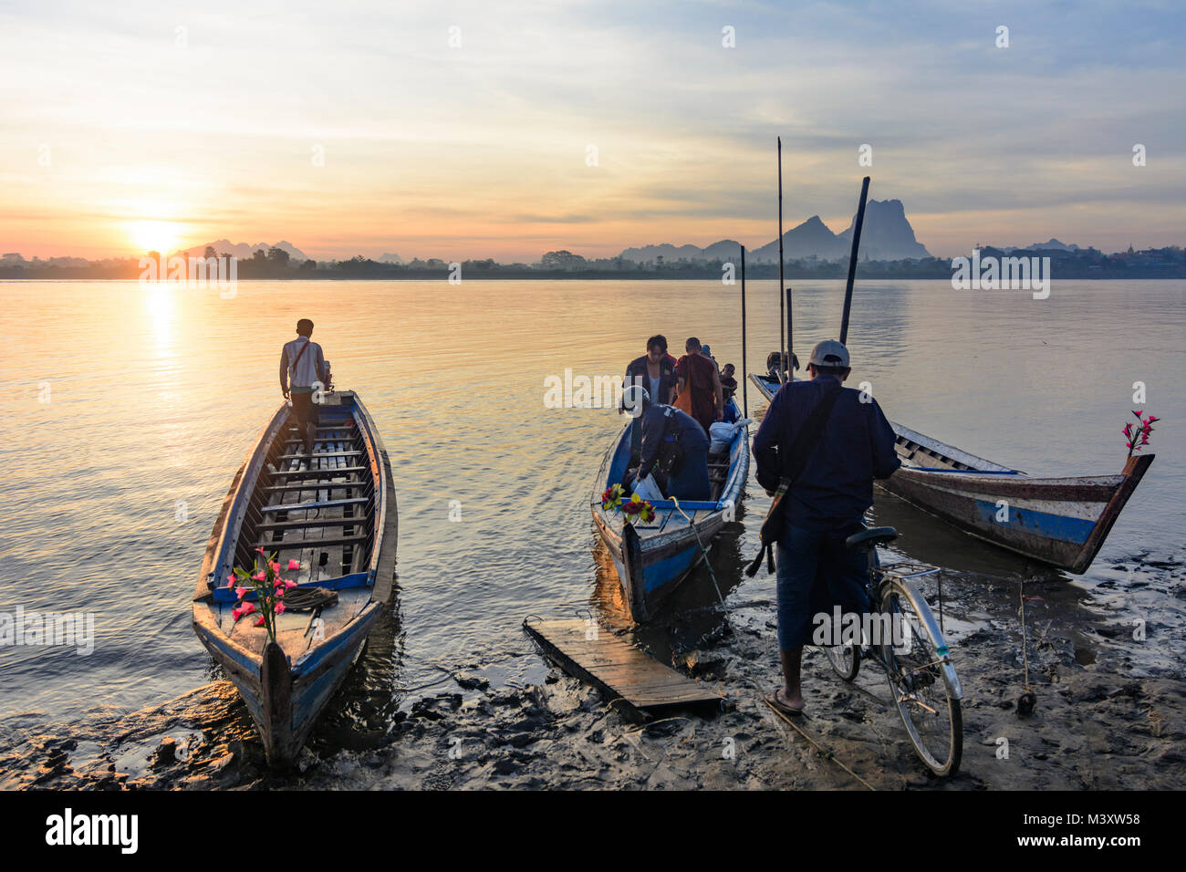 Hpa-An: Thanlwin (Salween) River, view to town Hpa-An and mount ...