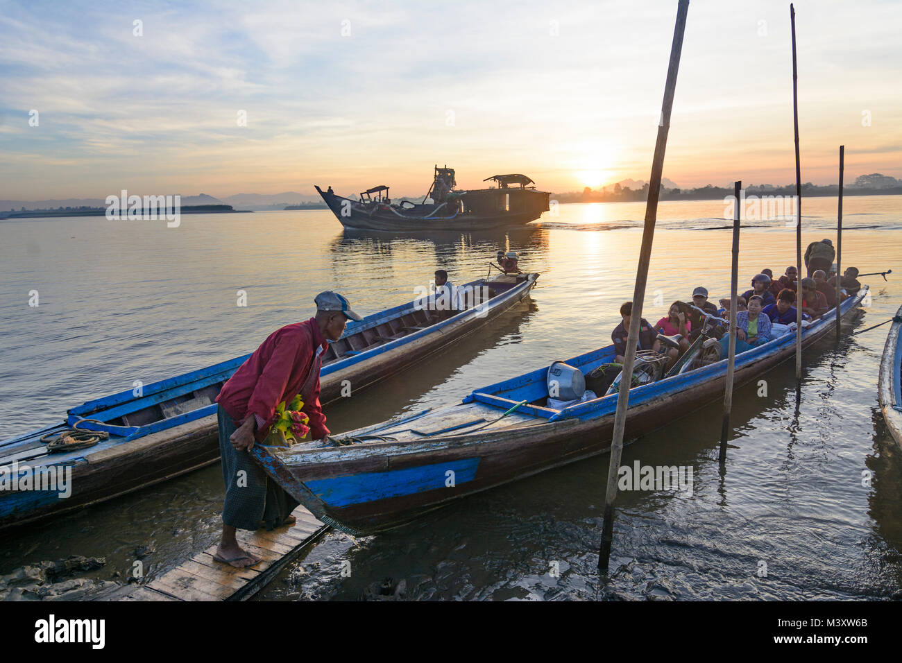Hpa-An: Thanlwin (Salween) River, view to town Hpa-An and mount ...