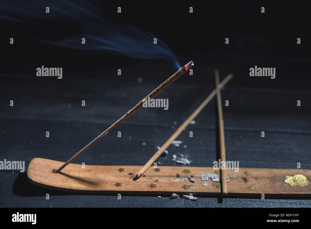 Smoldering cigarette hi-res stock photography and images - Alamy