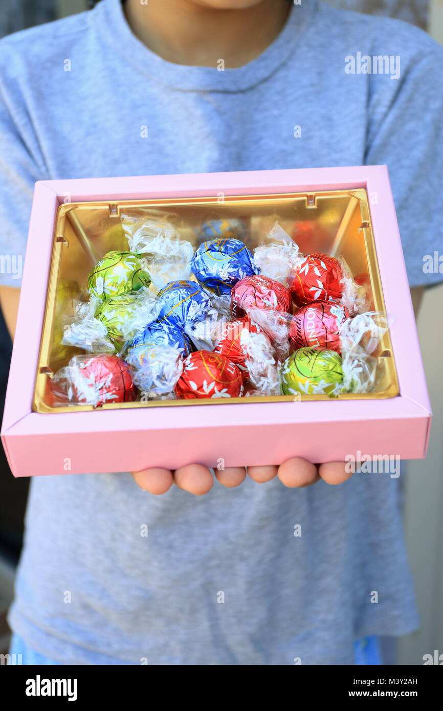 Gold box of chocolates hi-res stock photography and images - Alamy