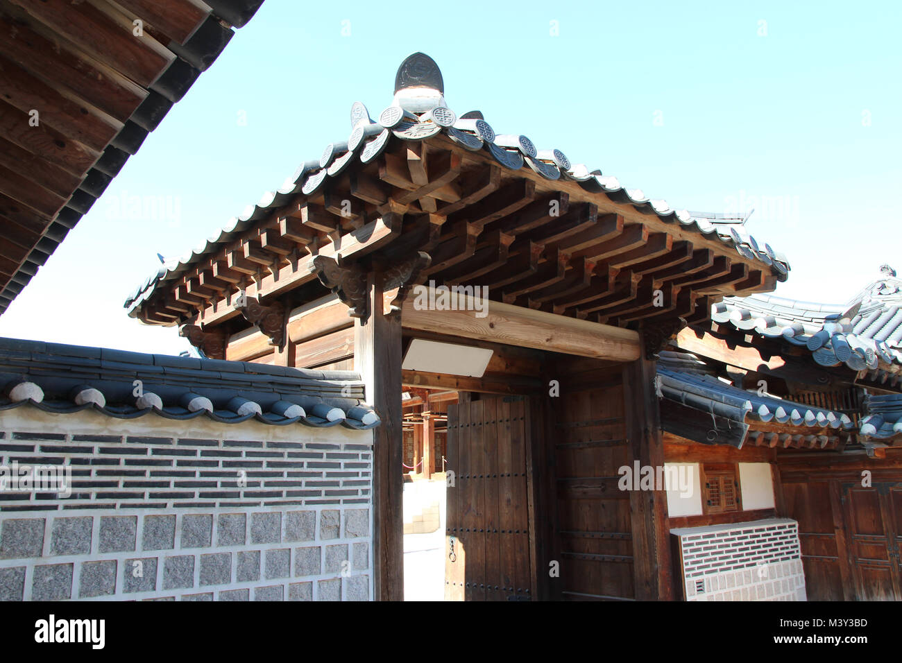 The korean traditional door (entrance) at the Gyeongbokgung Palace ...