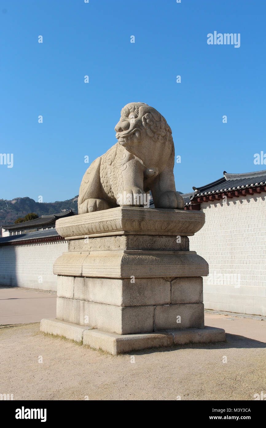 Mythological lion Haechi statue at Gyeongbokgung Palace gate in Seoul ...
