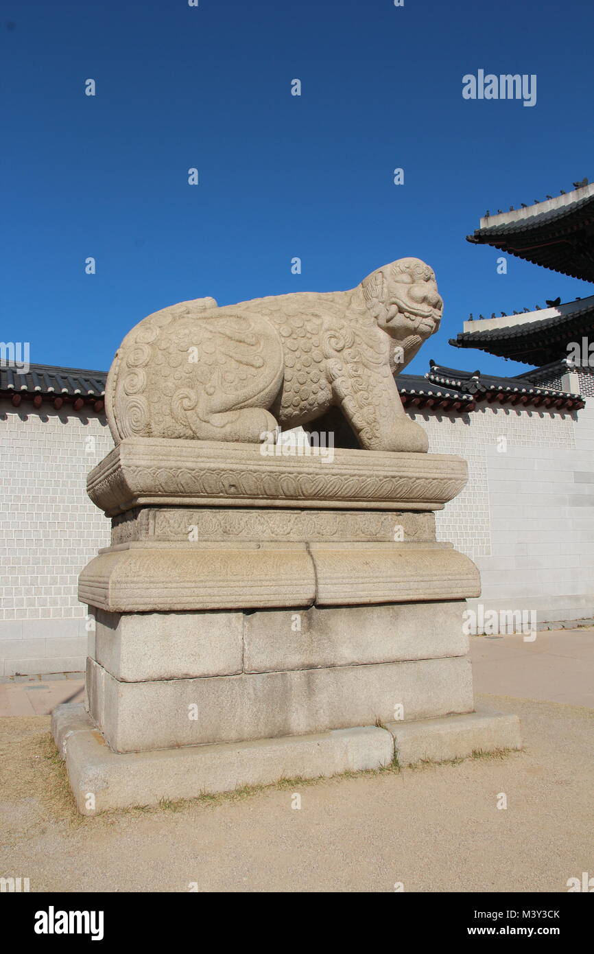 Mythological lion Haechi statue at Gyeongbokgung Palace gate in Seoul ...