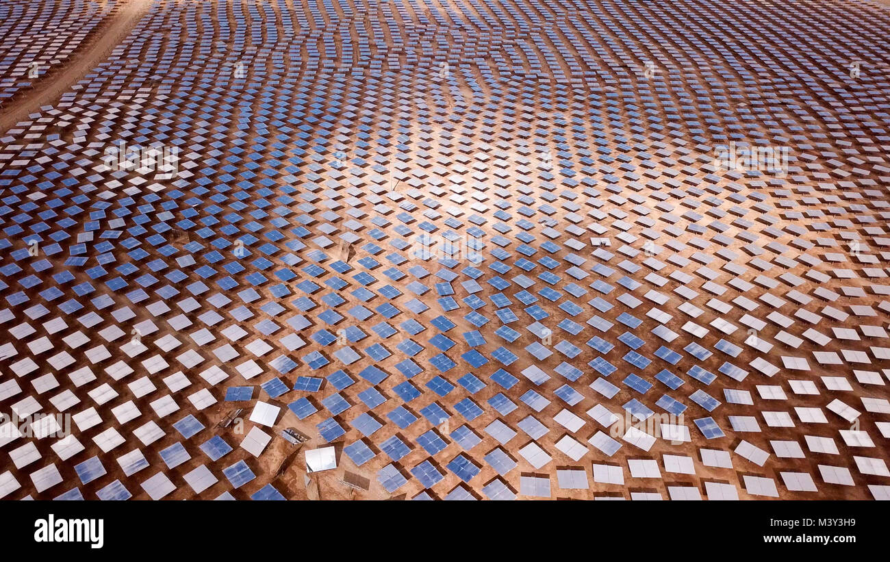 Solar power plant mirrors that focus the sun's rays upon a collector ...