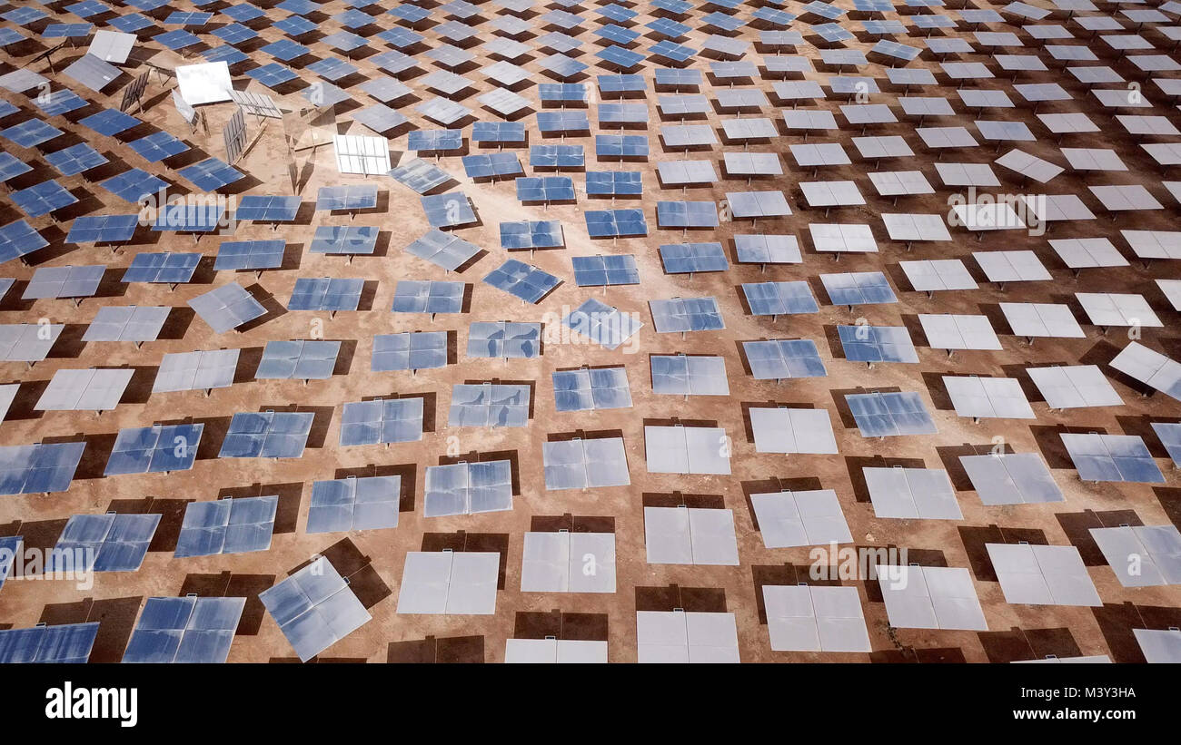 Solar power plant mirrors that focus the sun's rays upon a collector ...