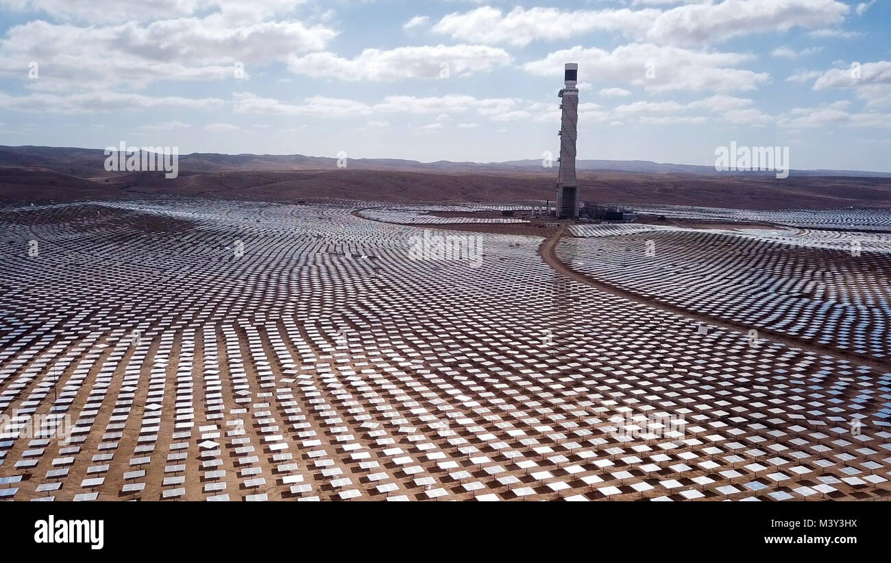 Solar power plant mirrors that focus the sun's rays upon a collector ...