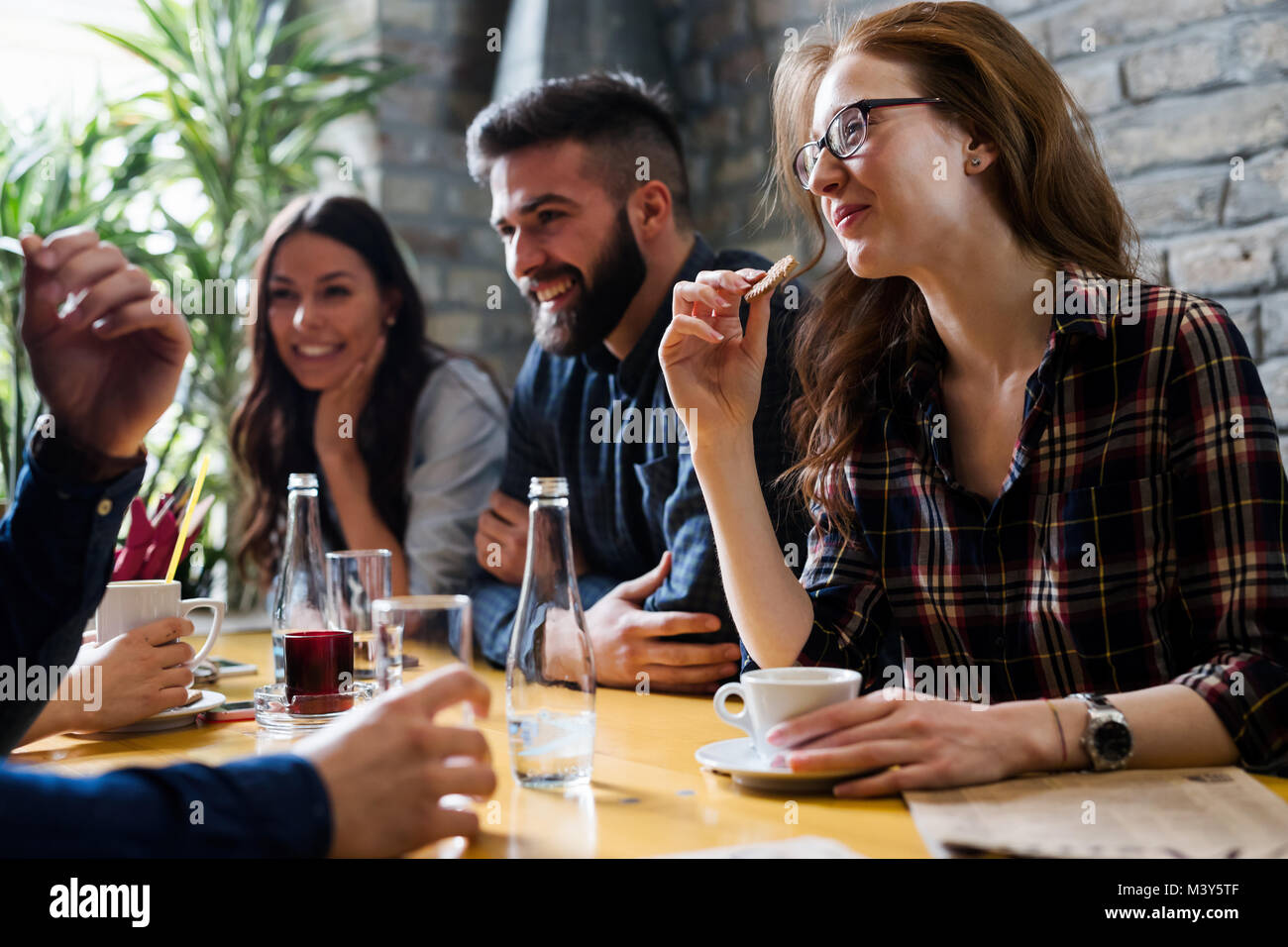Happy young friends hangout in coffee shop Stock Photo - Alamy