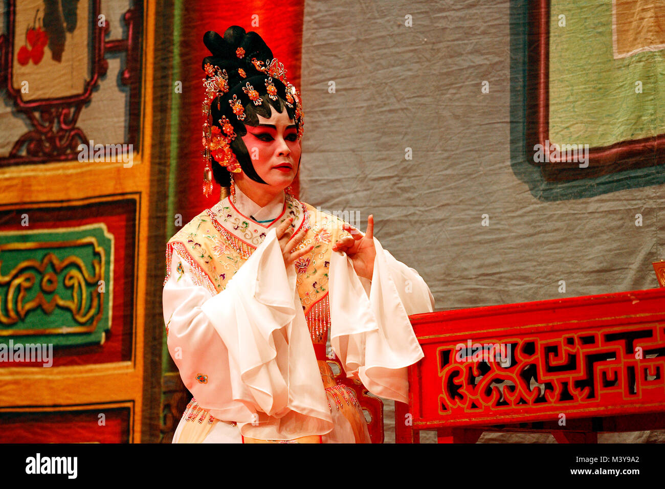 Hong kong opera house hi-res stock photography and images - Alamy