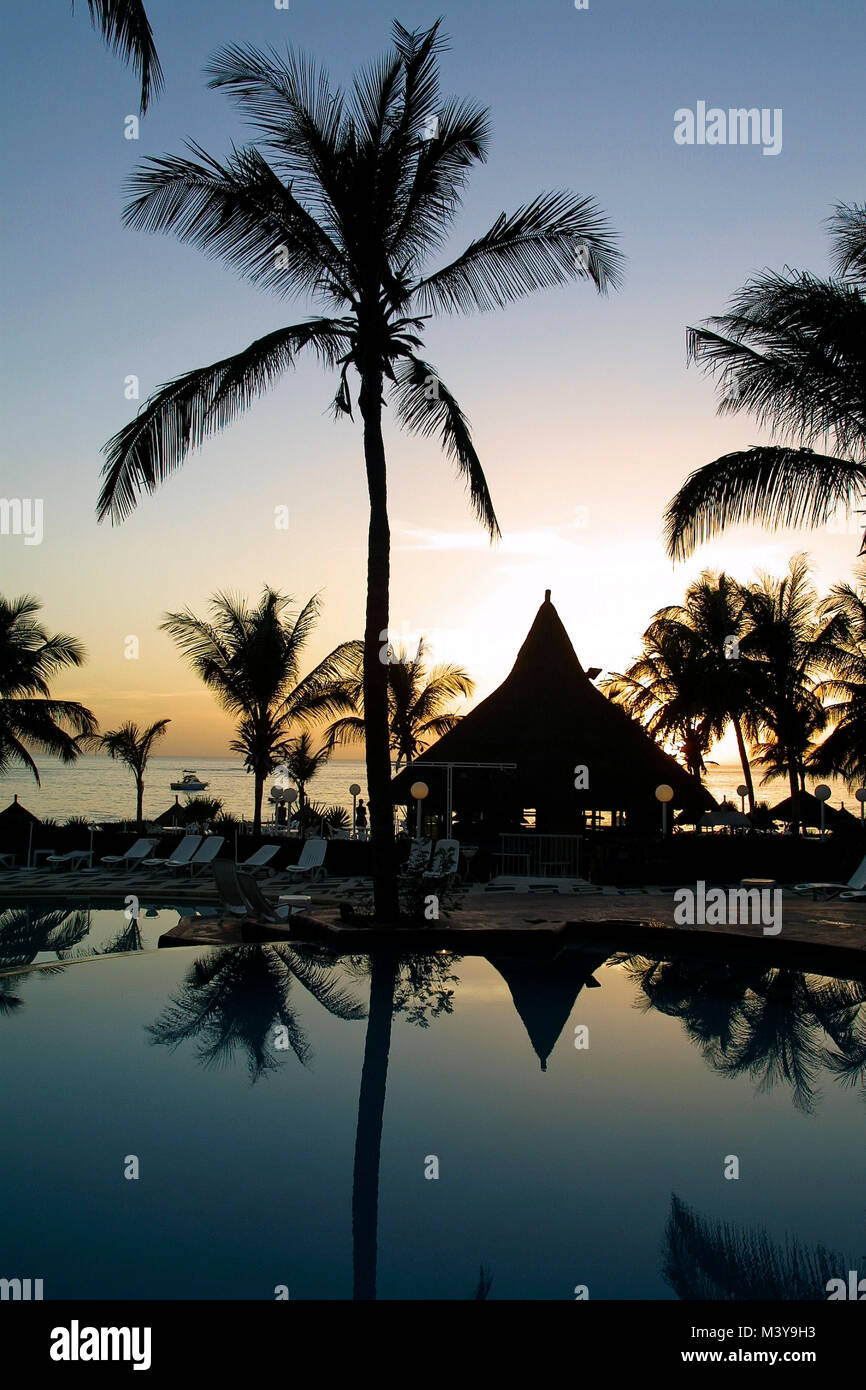 Going to beach hut hi-res stock photography and images - Alamy