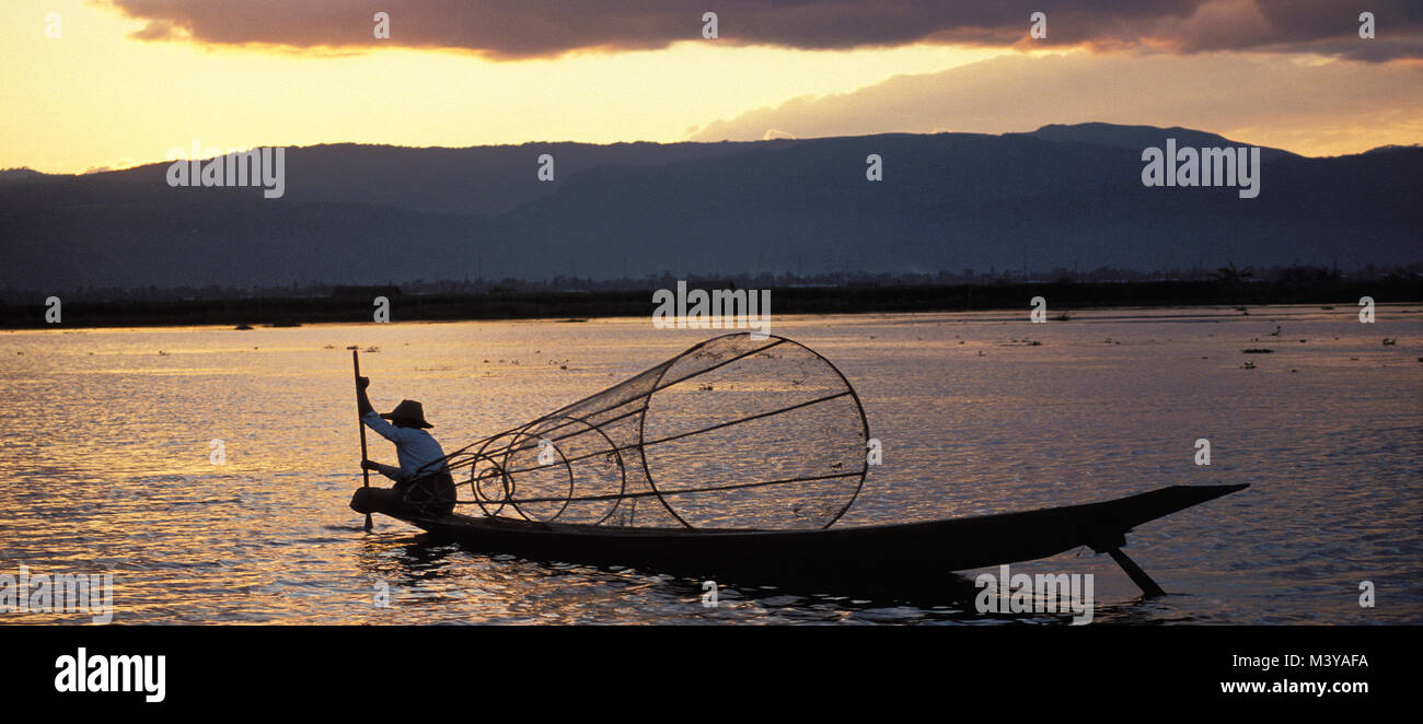 Myanmar (Burma), Shan State, Inle Lake, fisherman of Intha ethnic group ...