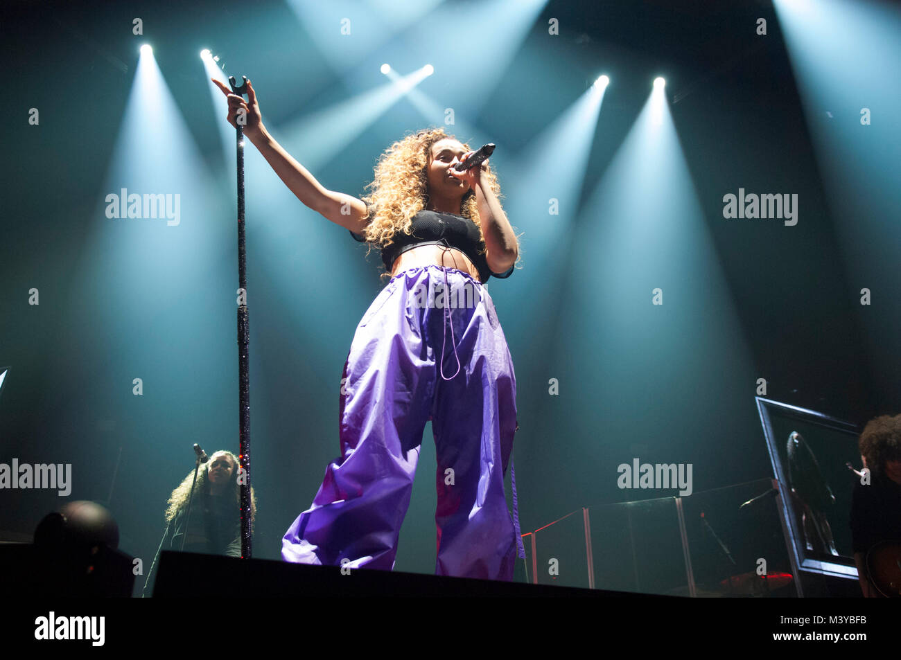 Ella eyre singer hi-res stock photography and images - Alamy