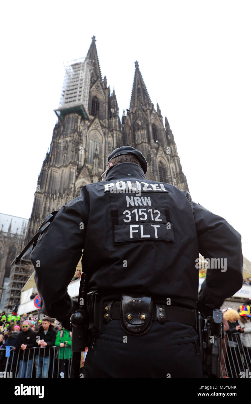 Cologne, Germany. 12th Feb, 2018. A police officer stands guard during ...