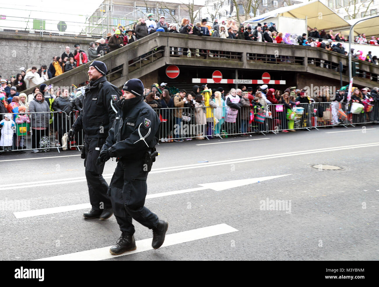 Cologne, Germany. 12th Feb, 2018. Police officers patrol during the ...