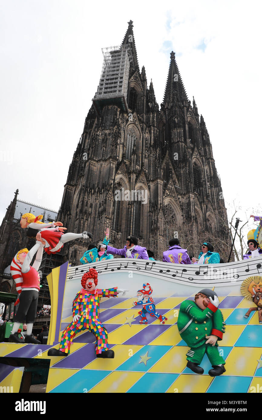 Cologne, Germany. 12th Feb, 2018. A float runs past Cologne Cathedral ...