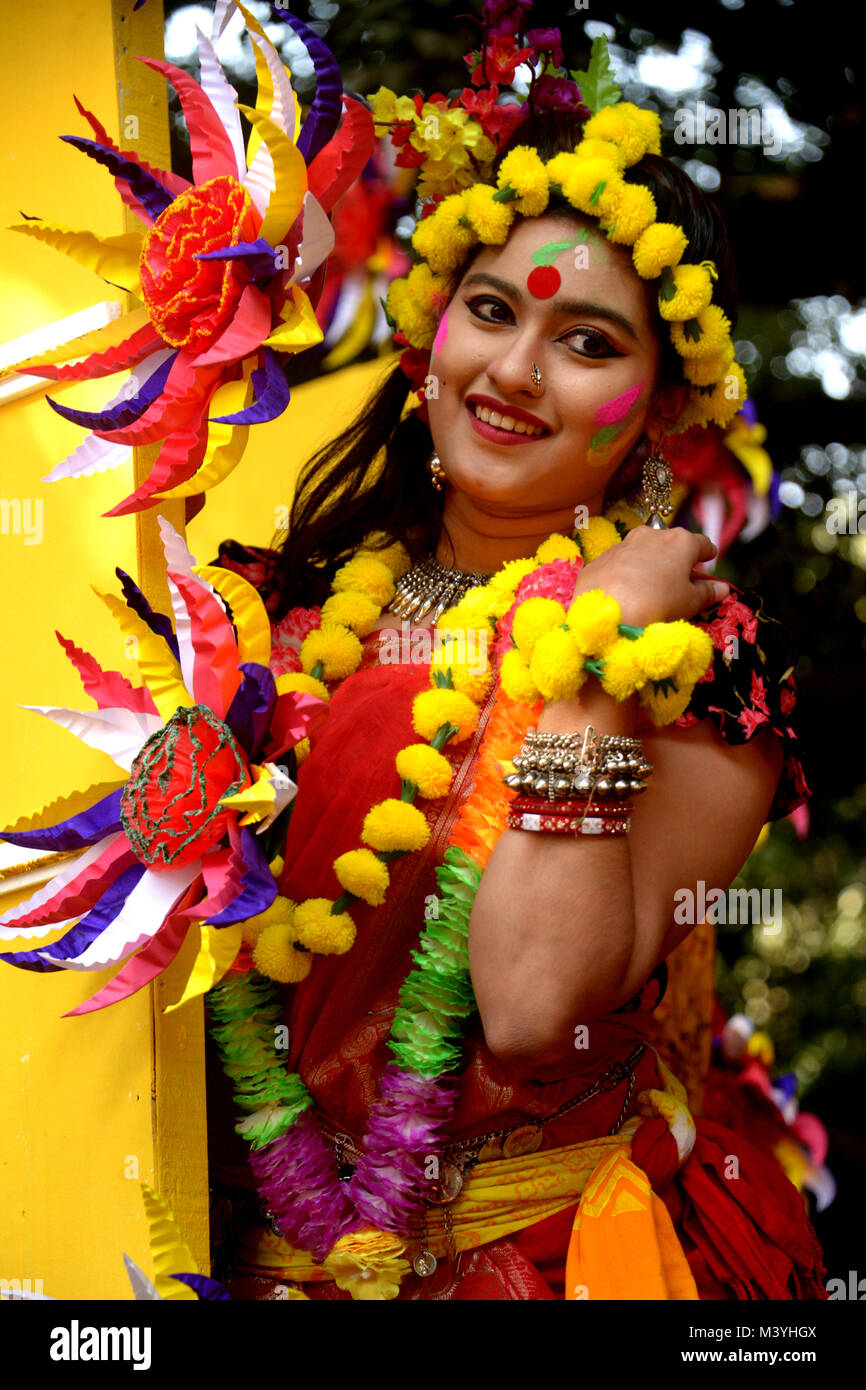 Dhaka, Bangladesh. 13th Feb, 2018. A Bangladeshi young woman decorates ...