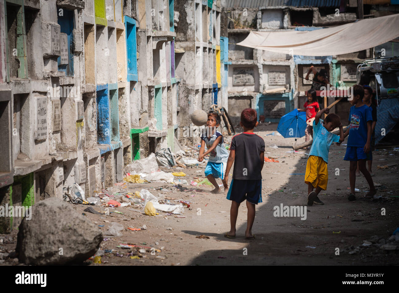 Children playing dead hi-res stock photography and images - Alamy