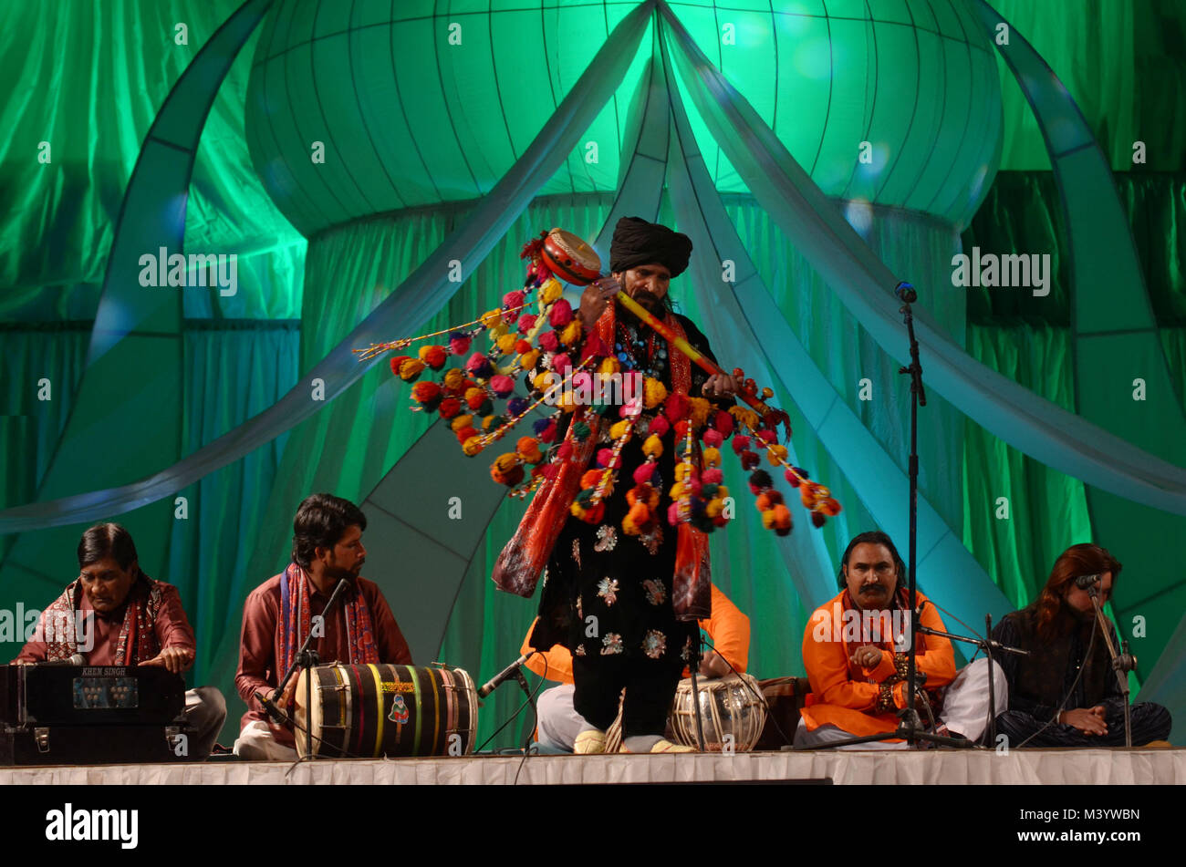 Lahore, Pakistan. 12th Feb, 2018. Pakistani folk artist from all over ...