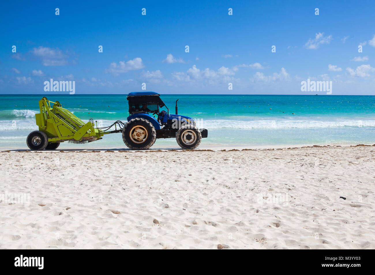 Tractor with beach cleaner hi-res stock photography and images - Alamy
