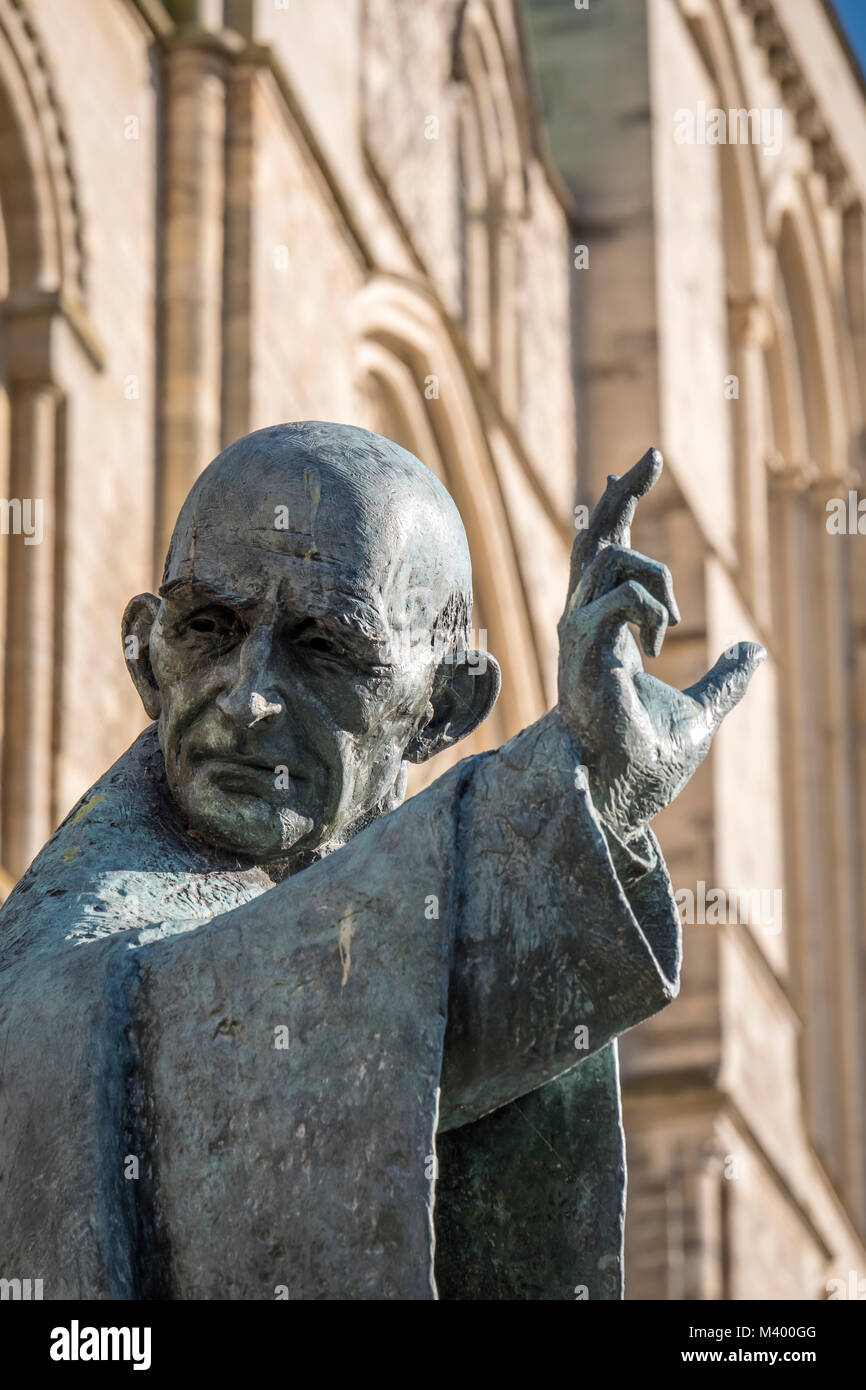 Statue of St Richard Chichester Cathedral Chichester West Sussex ...