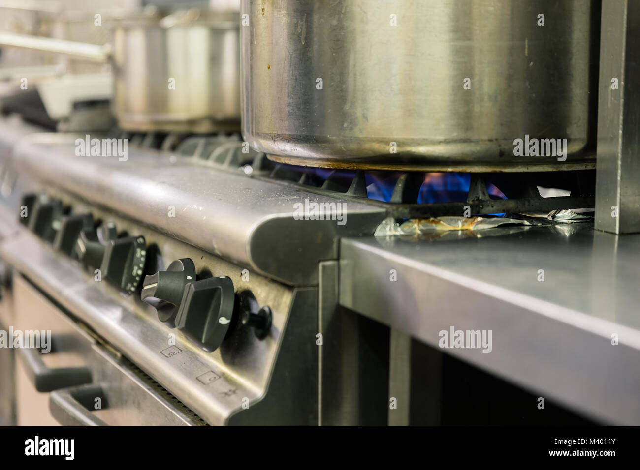 Kitchen restaurant flame hi-res stock photography and images - Alamy