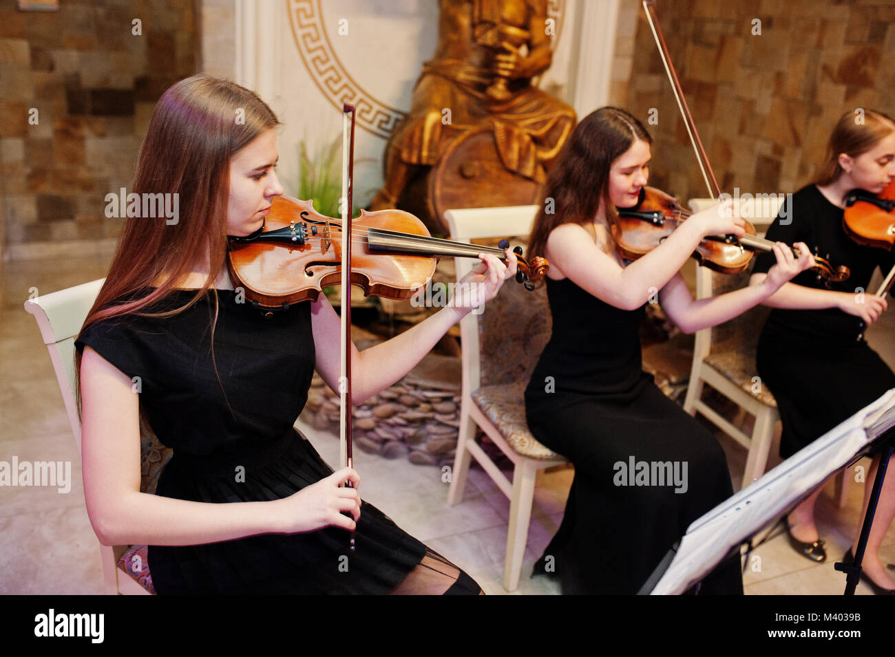 String quartet wedding hi-res stock photography and images - Alamy