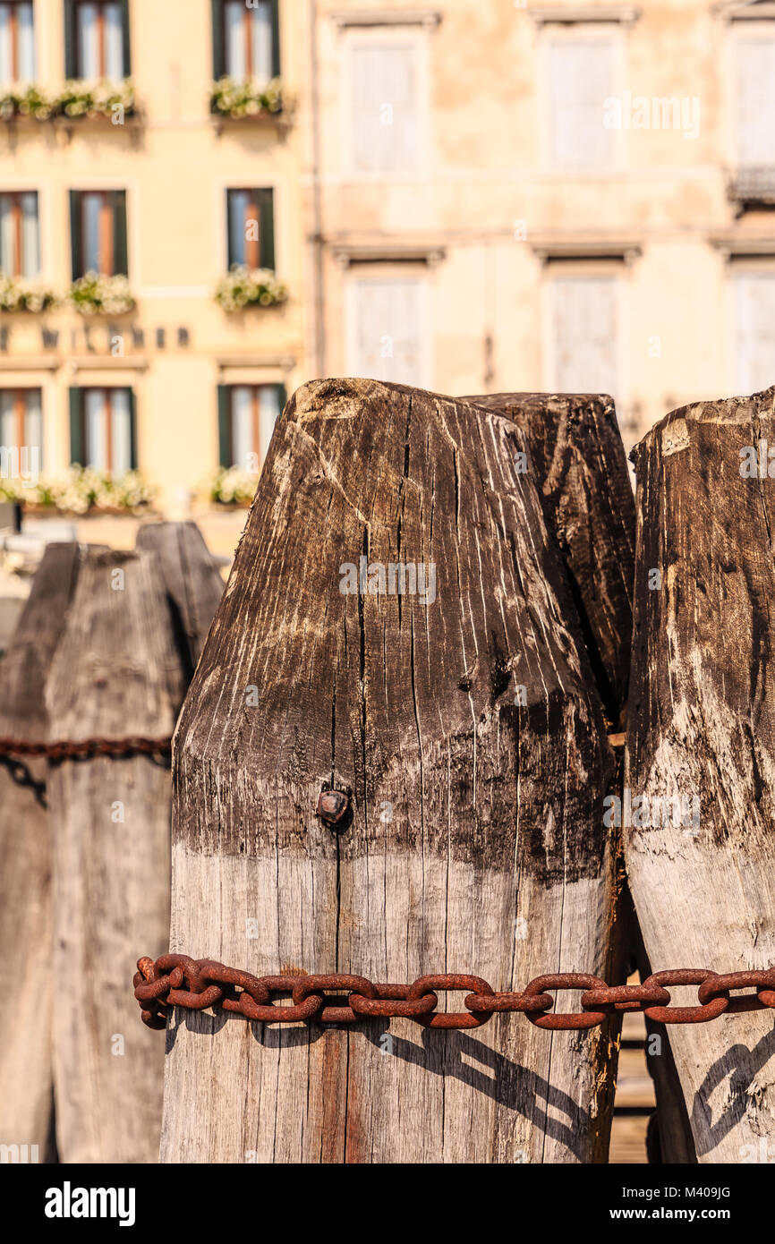 Chain link bollard hi-res stock photography and images - Alamy