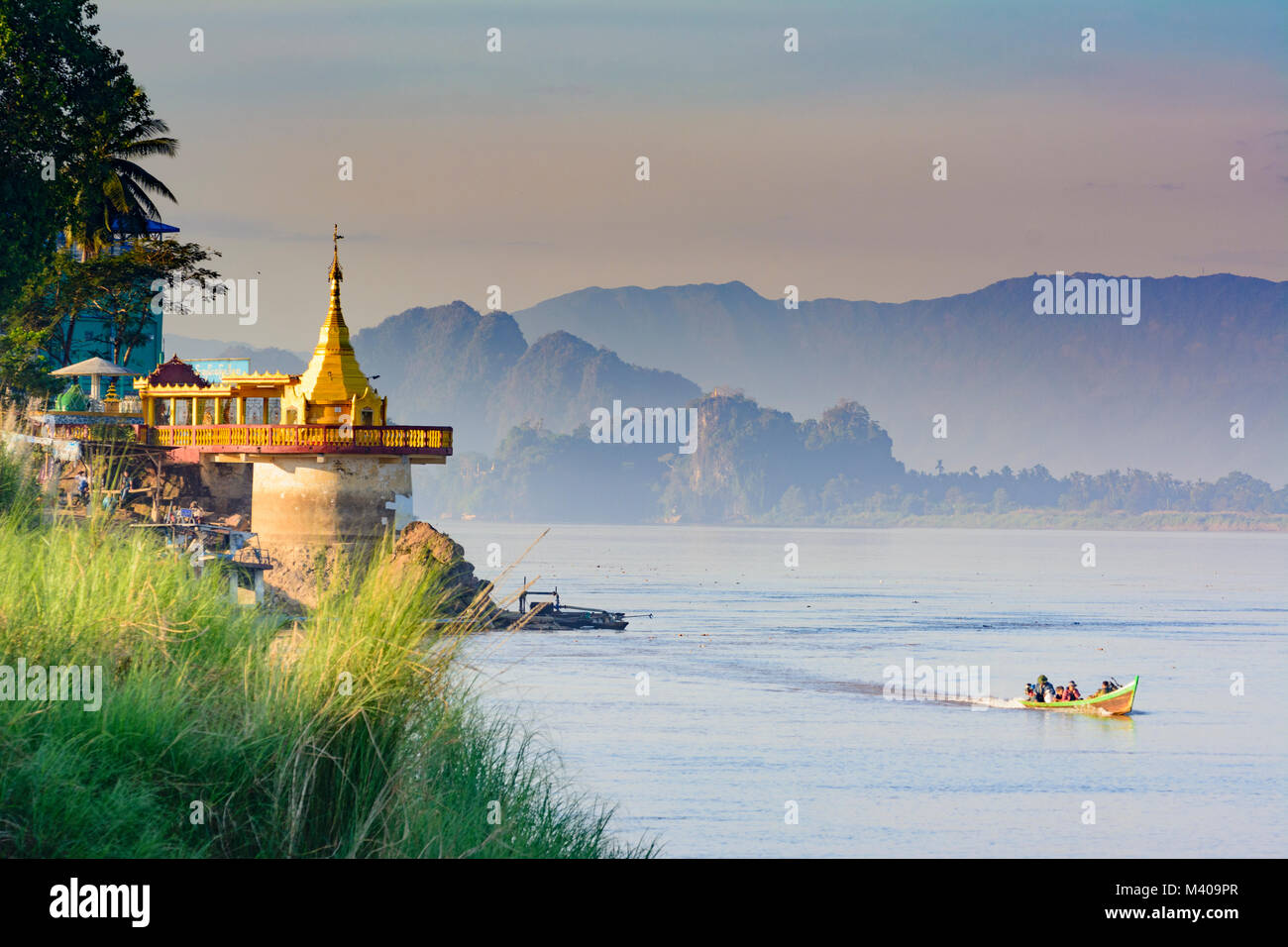 Hpa-An: Thanlwin (Salween) River, Shweyinhmyaw Paya temple pagoda, boat ...