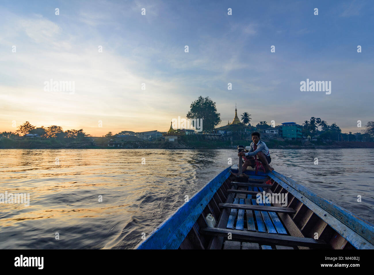 Hpa-An: Thanlwin (Salween) River, view to town Hpa-An and mount ...