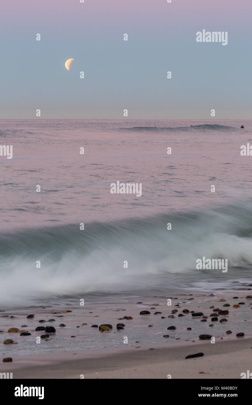 The lunar eclipse setting over the ocean in Cardiff-by-the-Sea, CA ...