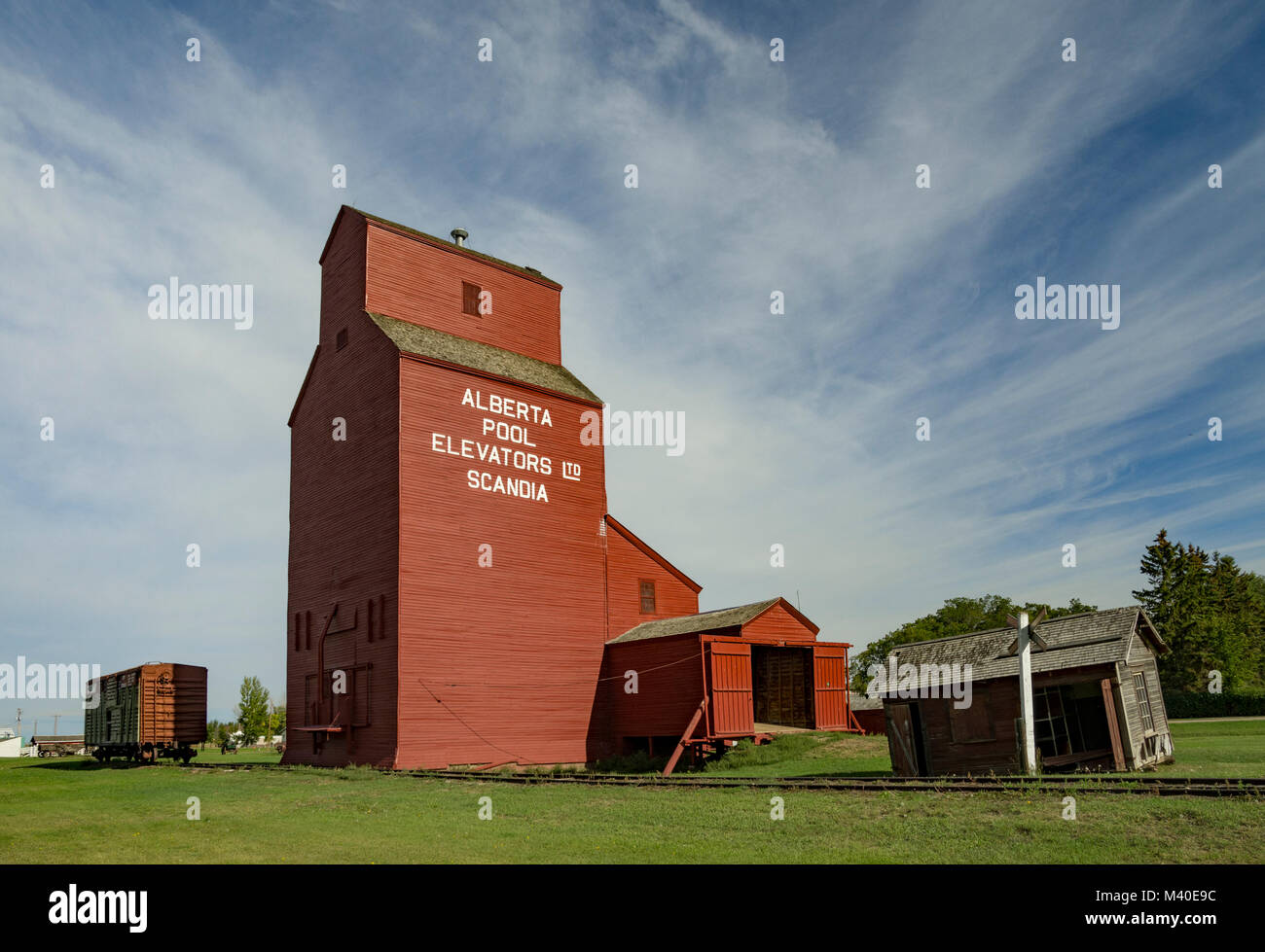 Grain elevator architecture alberta hi-res stock photography and images ...