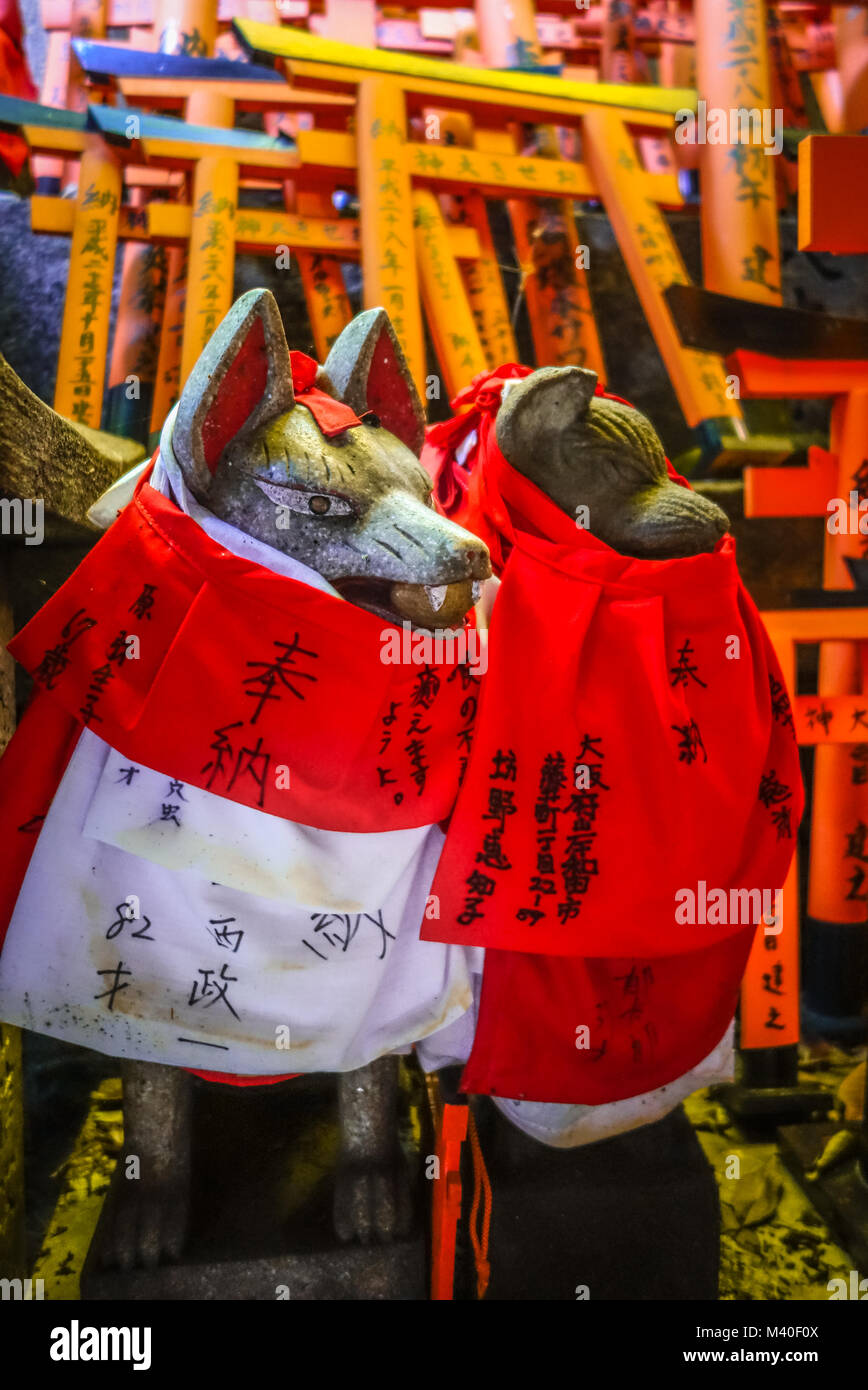 Fox statues at Fushimi Inari Taisha torii shrine, Kyoto, Japan Stock ...