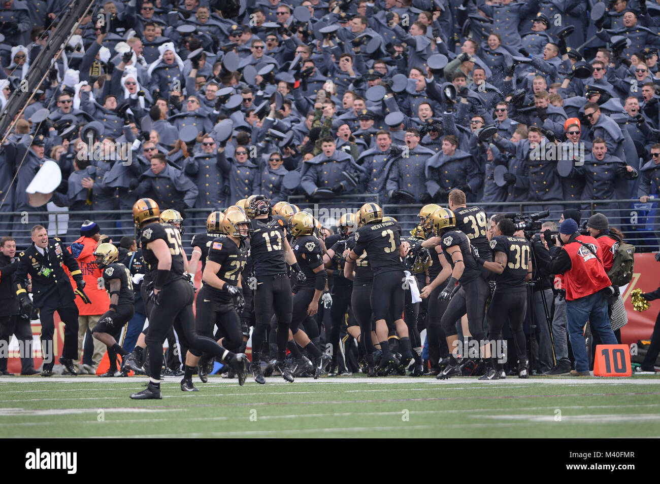 141213-D-FW736-041 – Army Black Knights and West Point cadets celebrate ...