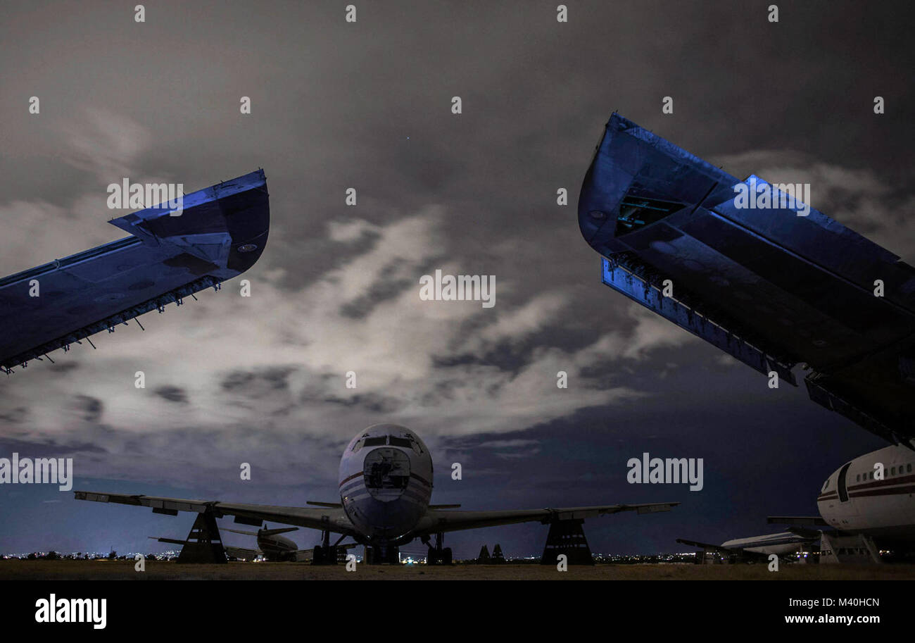 Commercial aircraft boneyard hi-res stock photography and images - Alamy