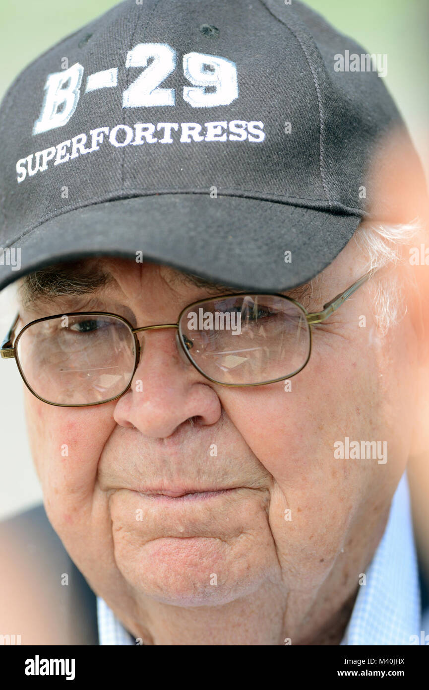 Wwii b 17 pilot hi-res stock photography and images - Alamy