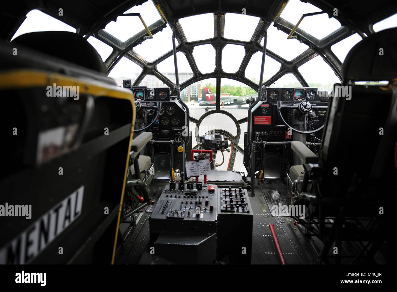 B 17 cockpit hi-res stock photography and images - Alamy